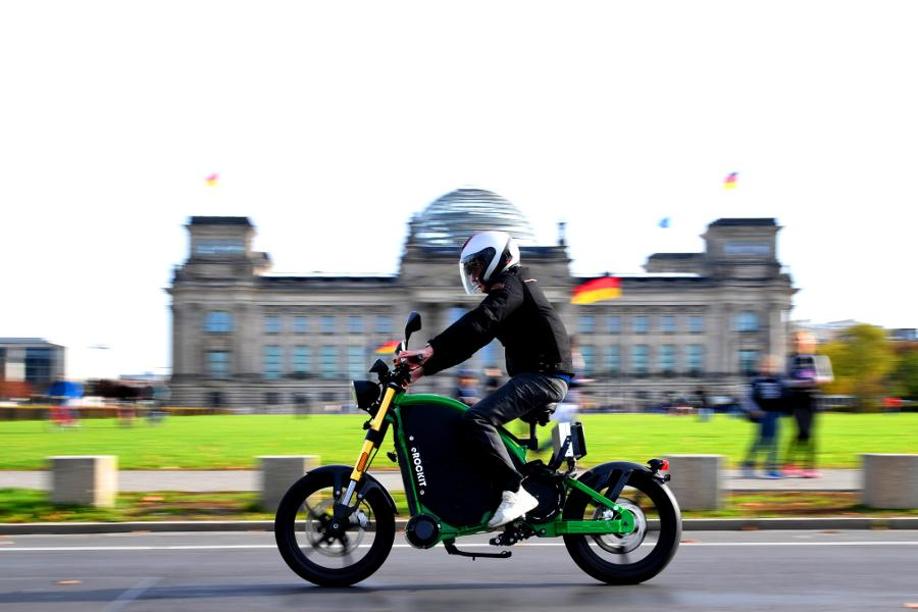 Mensch-Maschine-Elektromotorrad eRockit - freenet.de