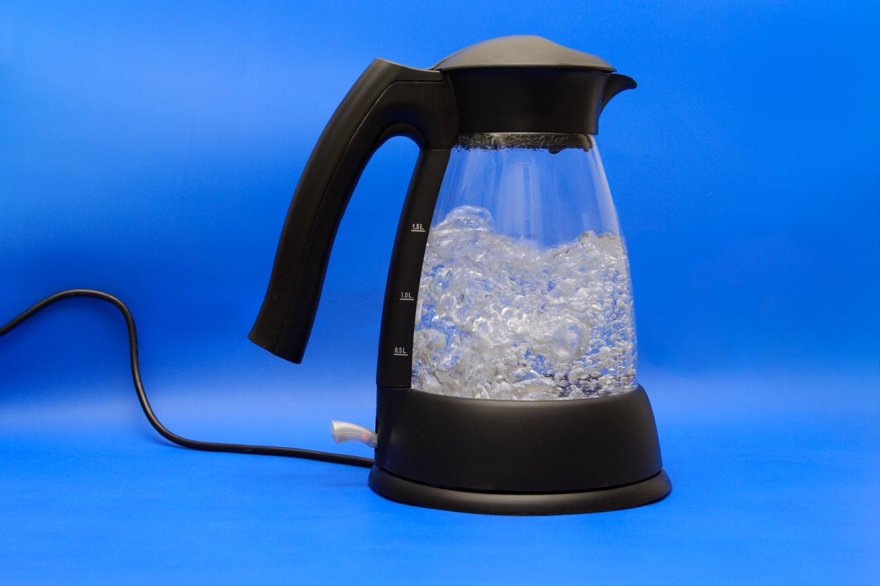 Wissen: Darf man Wasser wieder aufkochen?