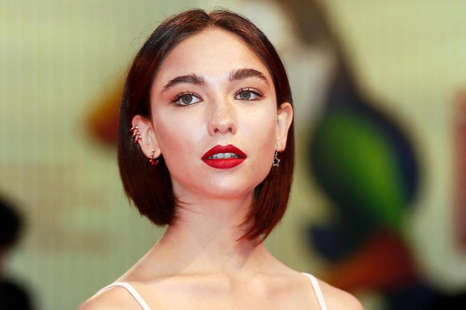 "Zerfressen": Mutiges Akne-Bild von Schauspielerin Matilda De Angelis ...