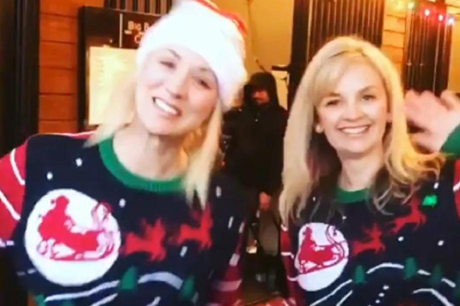 Kaley Cuoco tanzt im Ugly Christmas Sweater - freenet.de