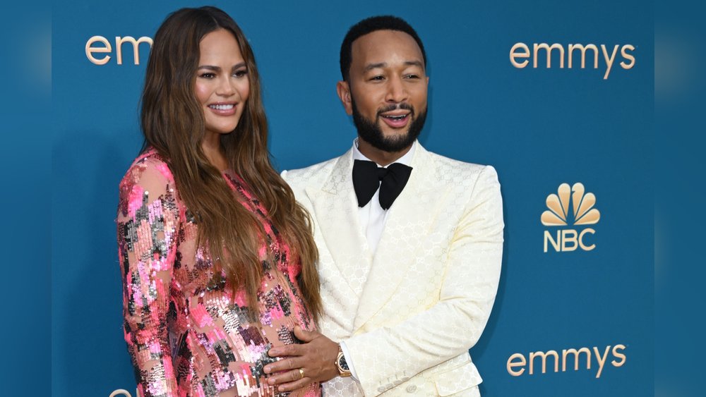 Chrissy Teigen zeigt ihren Babybauch im rosa Paillettenkleid