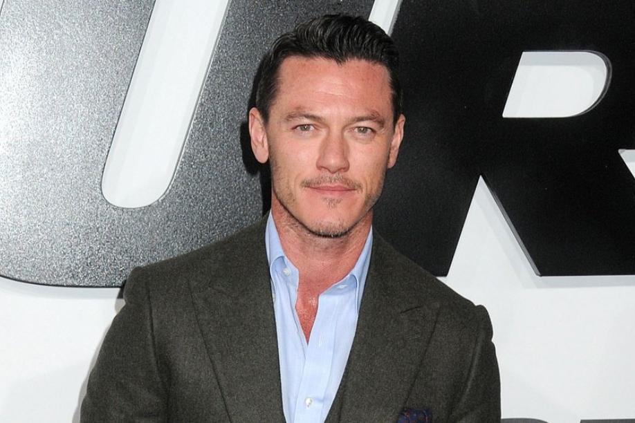 Luke Evans teilt seltenes Pärchenselfie mit seinem Partner - freenet.de