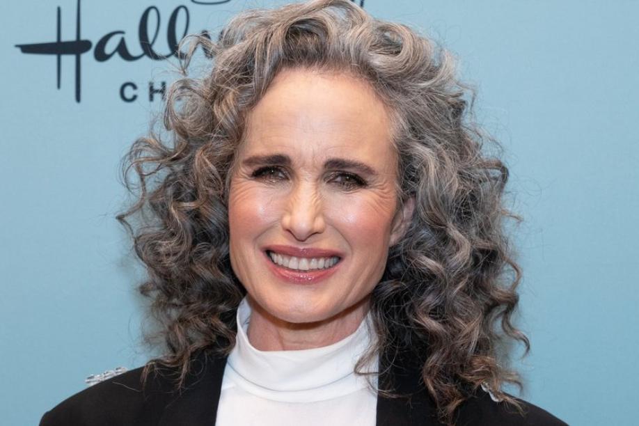 Andie MacDowell liebt graues Haar: "So echt und ehrlich wie möglich ...