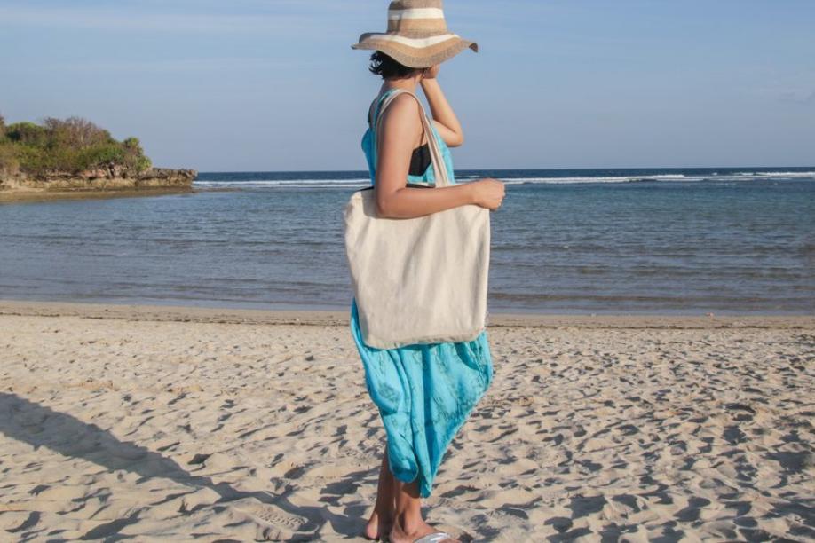 Ein Tag am Meer: Diese Dinge dürfen in keiner Strandtasche fehlen - freenet.de