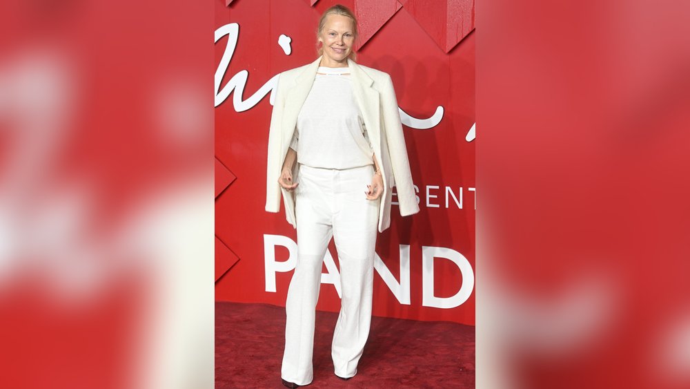 Sie zieht es durch: Pamela Anderson ohne Make-up bei Mode-Award