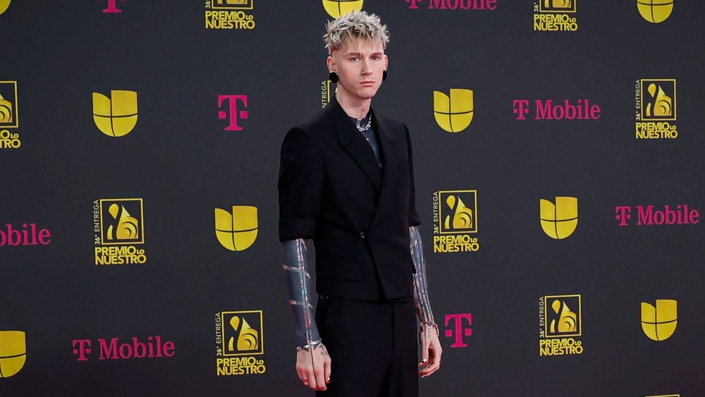 Machine Gun Kelly zeigt sich mit Blackout-Tattoo auf dem roten Teppich