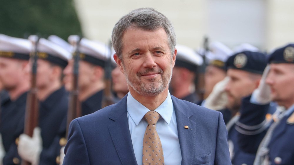 König Frederik spricht sein Buch "Königsworte" selbst ein